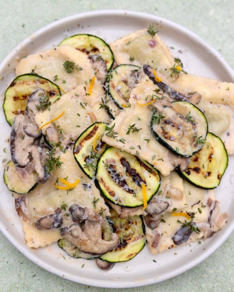 Ravioli met citroen-tijm roomsaus, courgette en champignons - Courgetti ...
