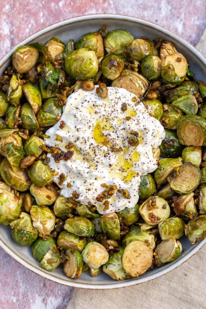 Balsamico, honing en tijm spruitjes met burrata en pistachenoten ...