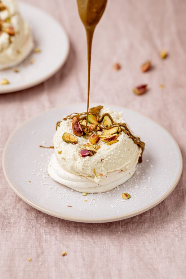 Mini pavlova met pistache & witte chocola - Courgetti Confetti
