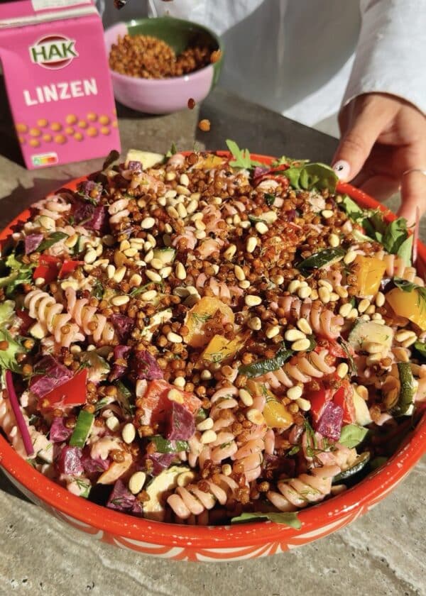 Kleurrijke pastasalade met romige mosterd dressing en knapperige ...